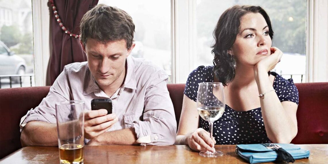 O que é Phubbing e como isso está arruinando os relacionamentos – News XL1